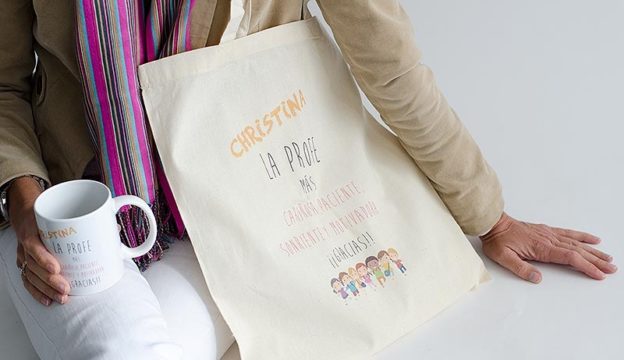 Una bolsa de tela en la que también puedes incluir una taza a juego ...